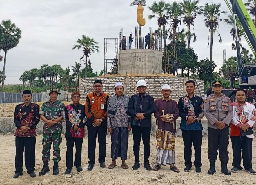 Bupati Sumenep Kunjungi Pemasangan Tugu Keris di Desa Sendang Kecamatan ...