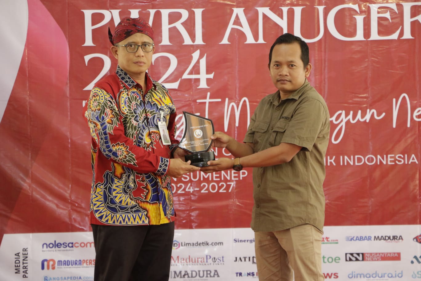 Direktur BPRS Bhakti Sumenep Raih Penghargaan Dari PWRI Anugerah 2024 Sebagai Tokoh Penggerak ...